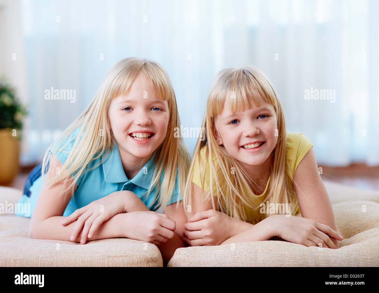Happy twins hi-res stock photography and images - Alamy