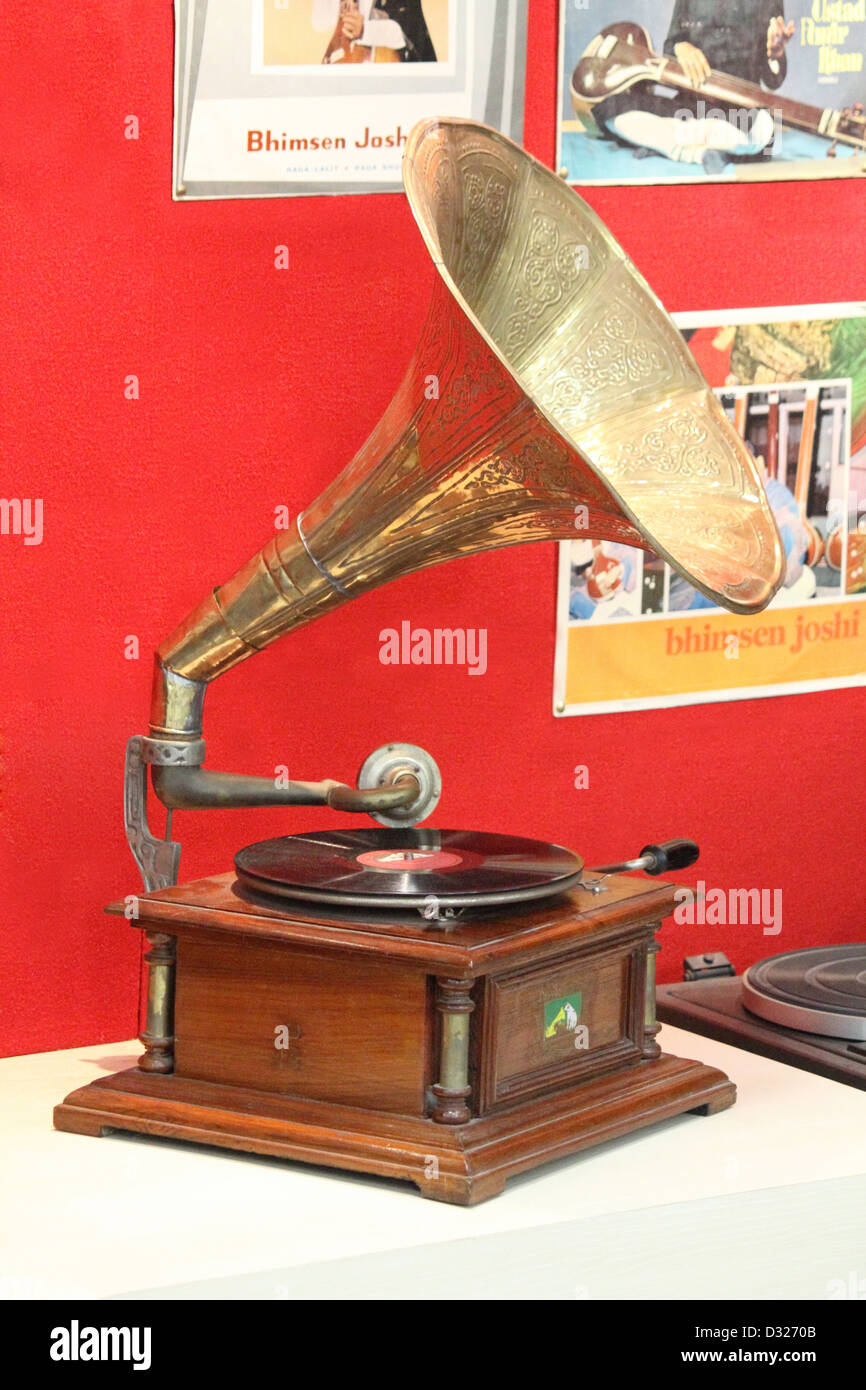 Hmv gramophone record hi-res stock photography and images - Alamy