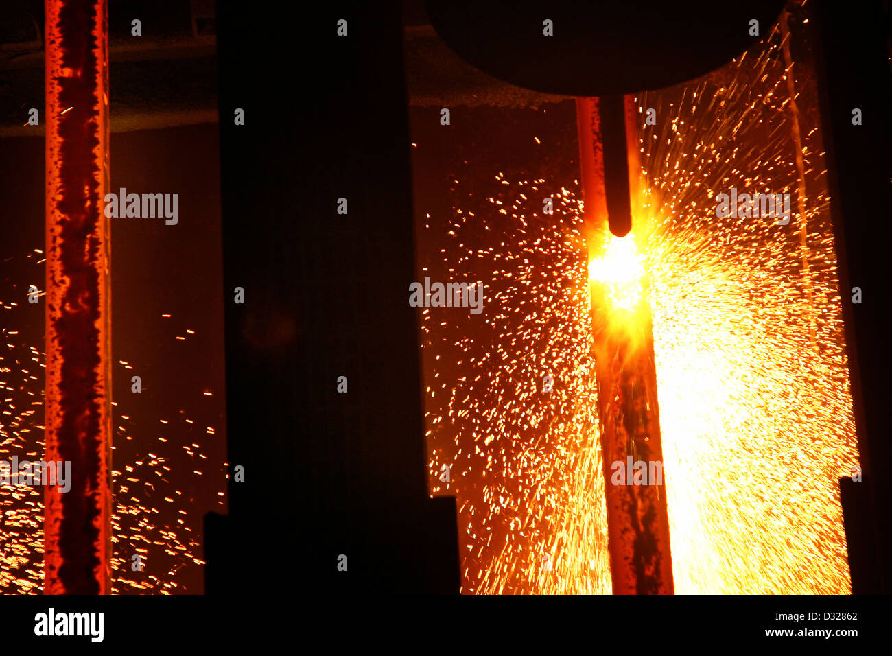 cutting steel bar Stock Photo - Alamy