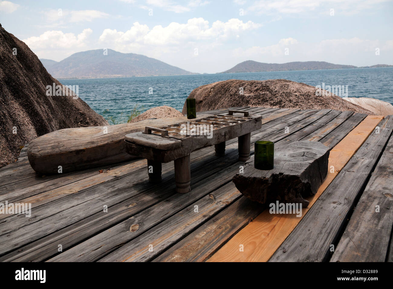 Bench on rocks hi-res stock photography and images - Alamy