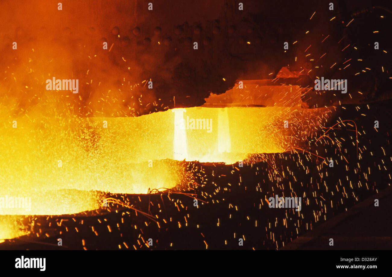 Molten iron sparks hi-res stock photography and images - Alamy