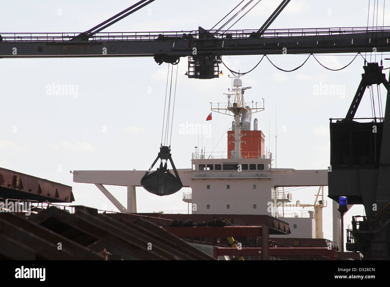 Dockside bulk shipping unloading machine Stock Photo - Alamy