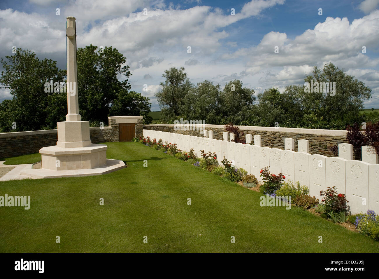 Ten Tree Alley British cemetery on the Somme containing 70 graves from ...