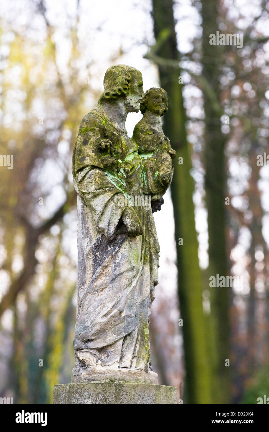 statue in a cemetery at fall Stock Photo - Alamy