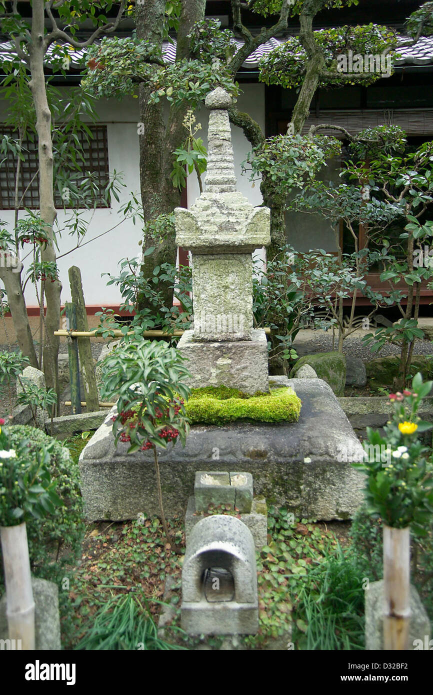 The grave of Minamoto no Yoshinaka, a prominent samurai of the late ...