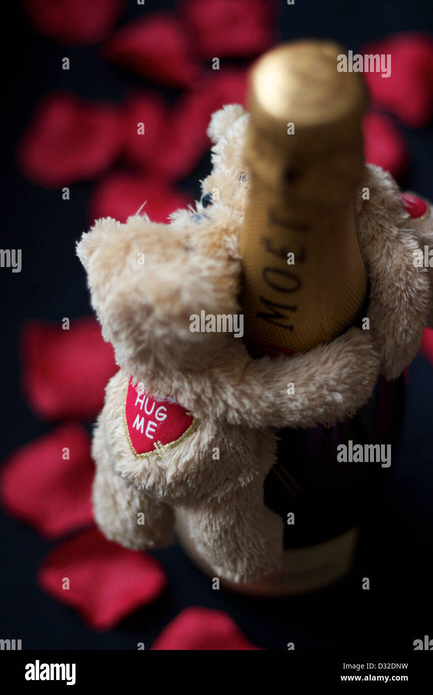 Two bears hugging hi-res stock photography and images - Alamy