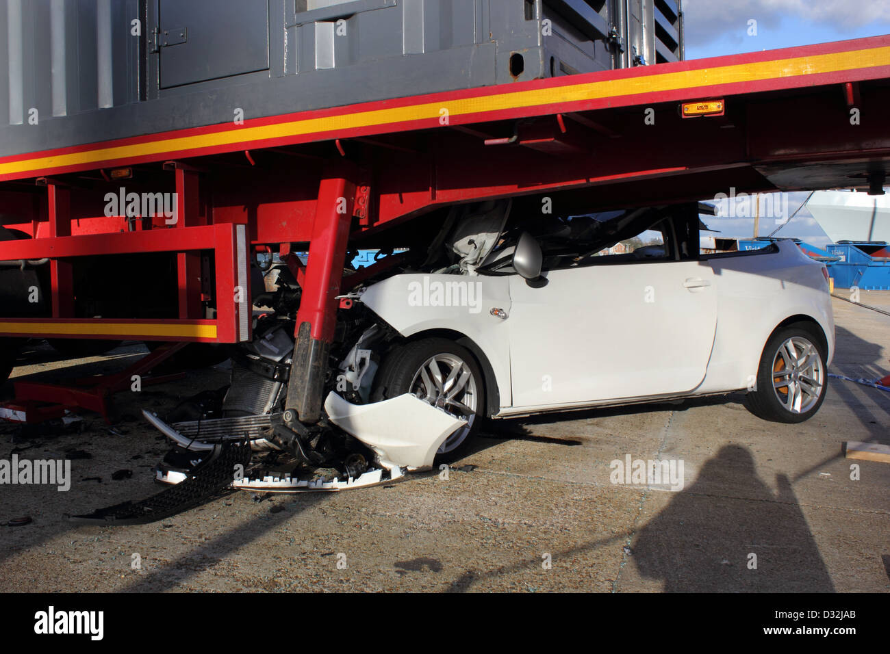 Lorry crash repair hi-res stock photography and images - Alamy