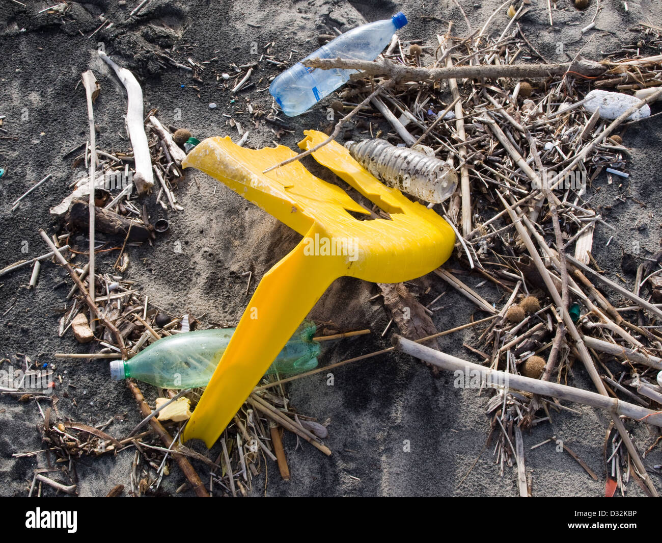 trash on the beach Stock Photo - Alamy