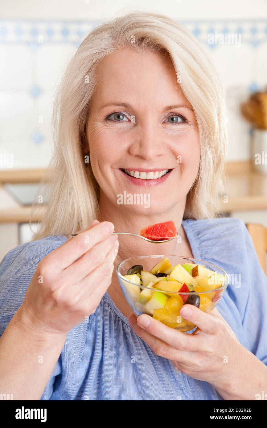 40 45 eating fruit woman hi-res stock photography and images - Alamy