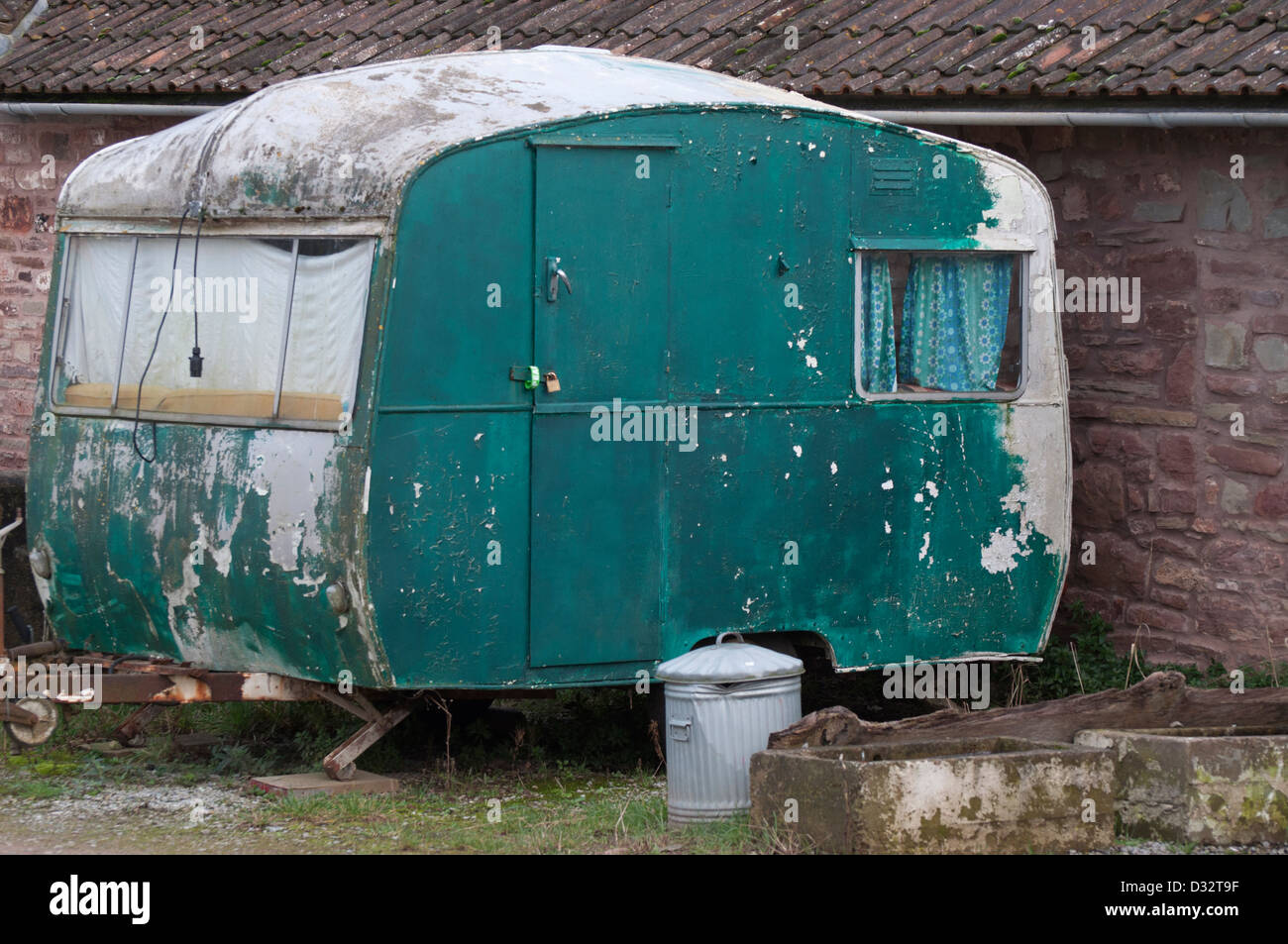 Old fashioned caravan hi-res stock photography and images - Alamy
