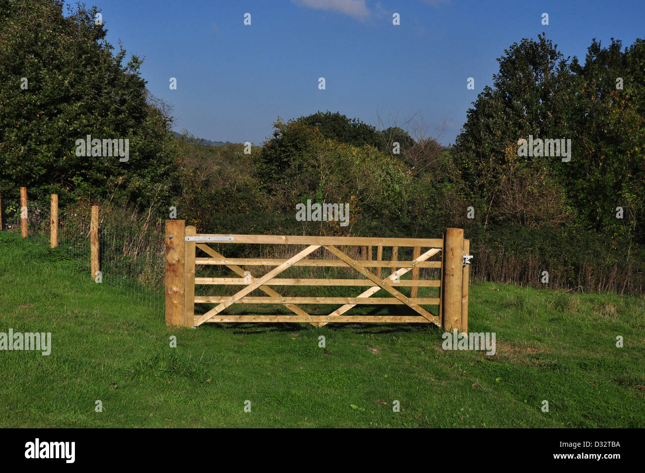 Five bar wooden field gate hi-res stock photography and images - Alamy
