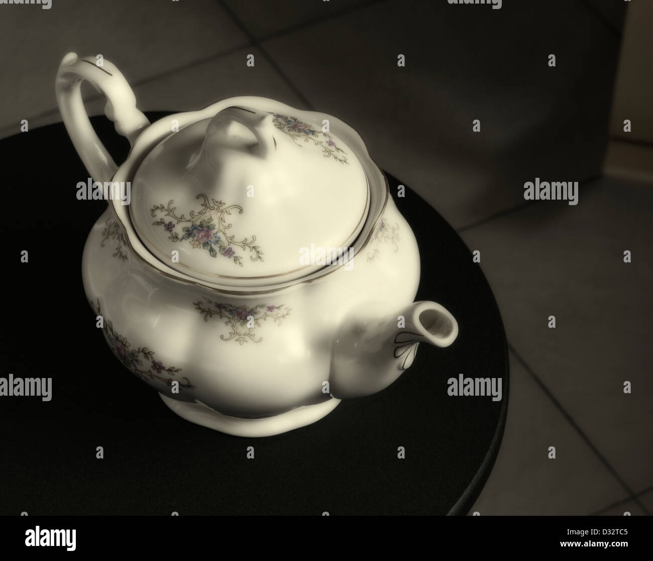 Teapot cutout hi-res stock photography and images - Alamy