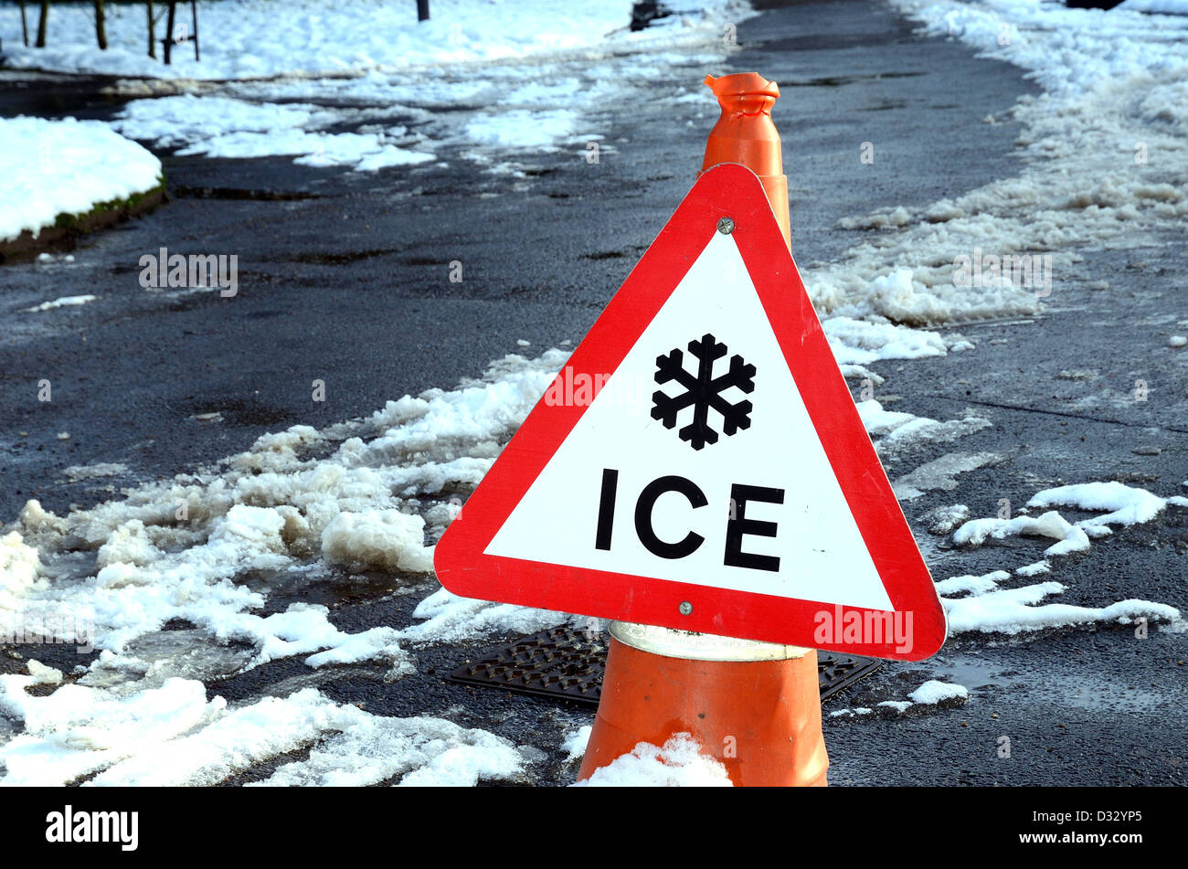 Ice warning sign hi-res stock photography and images - Alamy