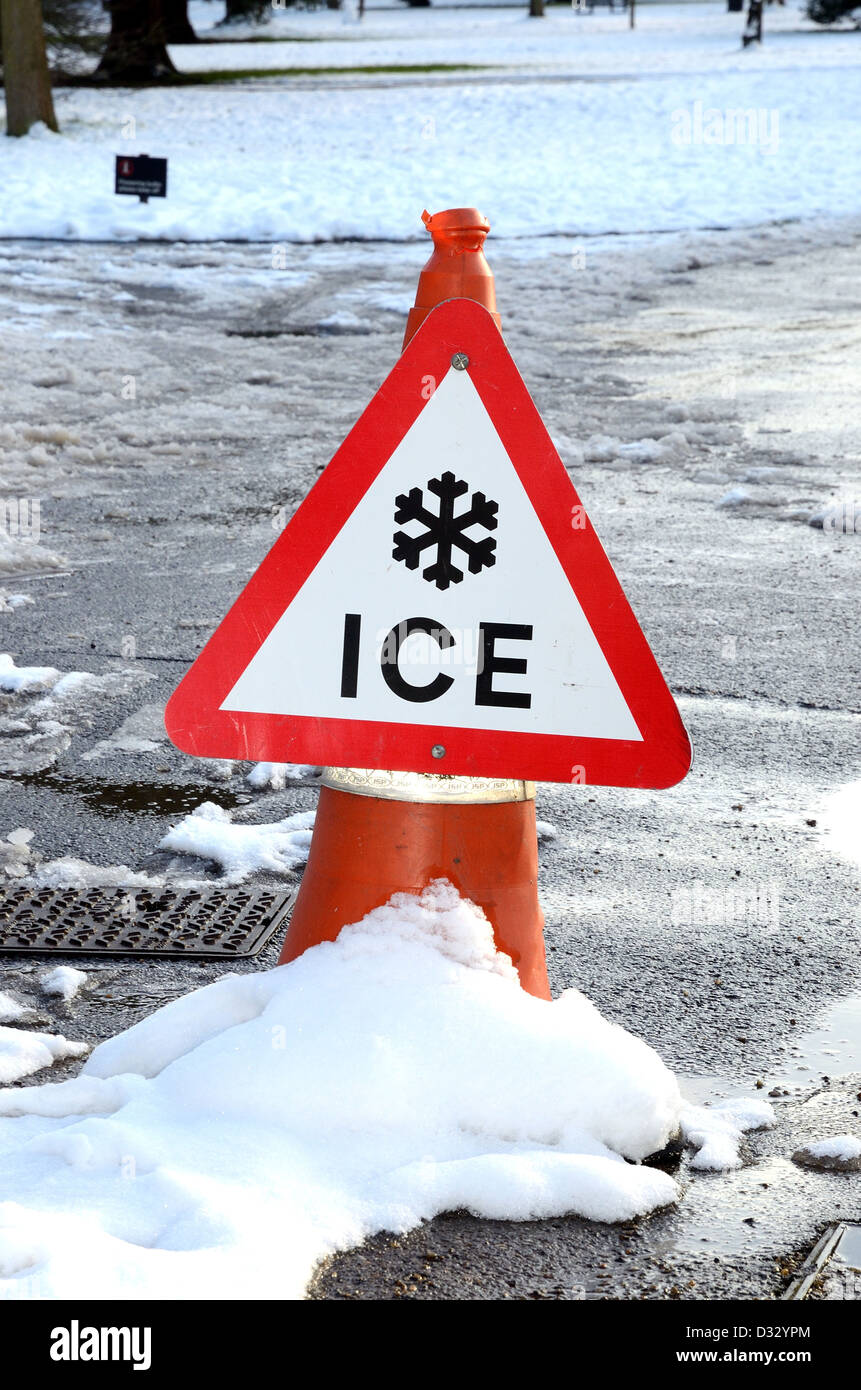 Ice warning sign hi-res stock photography and images - Alamy