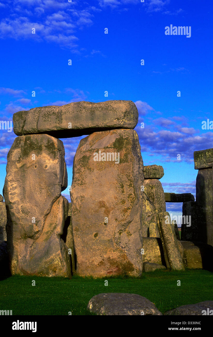 Vertical sarsen standing stones hi-res stock photography and images - Alamy
