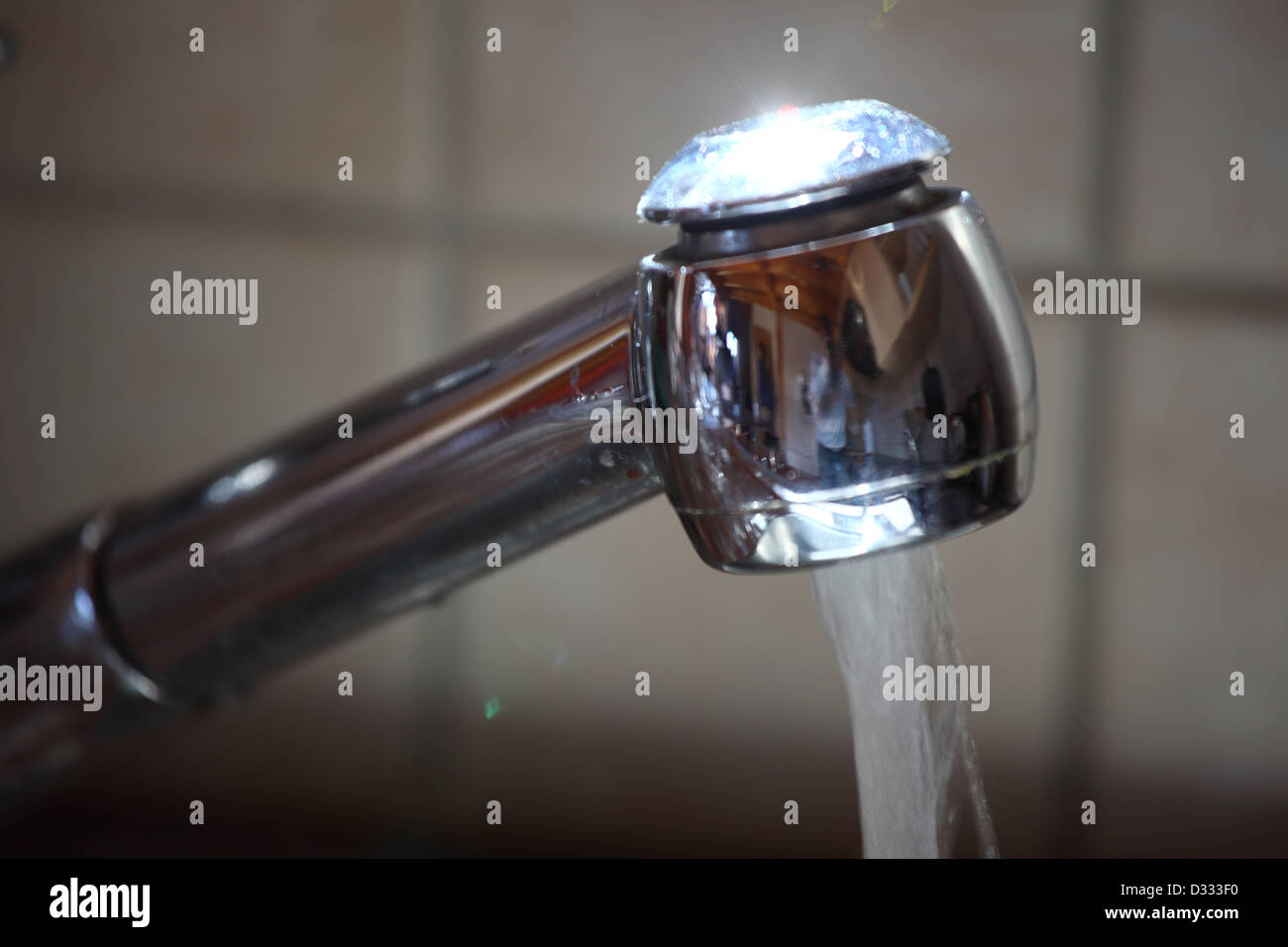 wash the glass in kitchen sink Stock Photo - Alamy