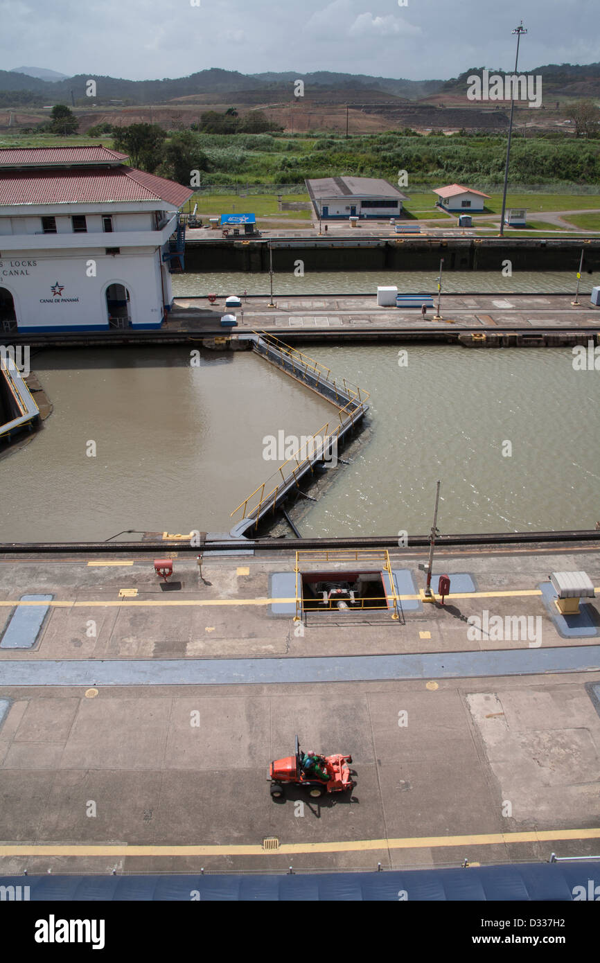 Close-up of a lock at the Panama Canal Stock Photo - Alamy