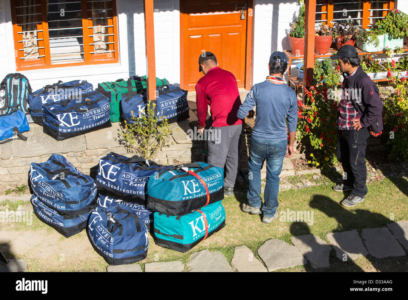 Heavy carry bags hi-res stock photography and images - Alamy