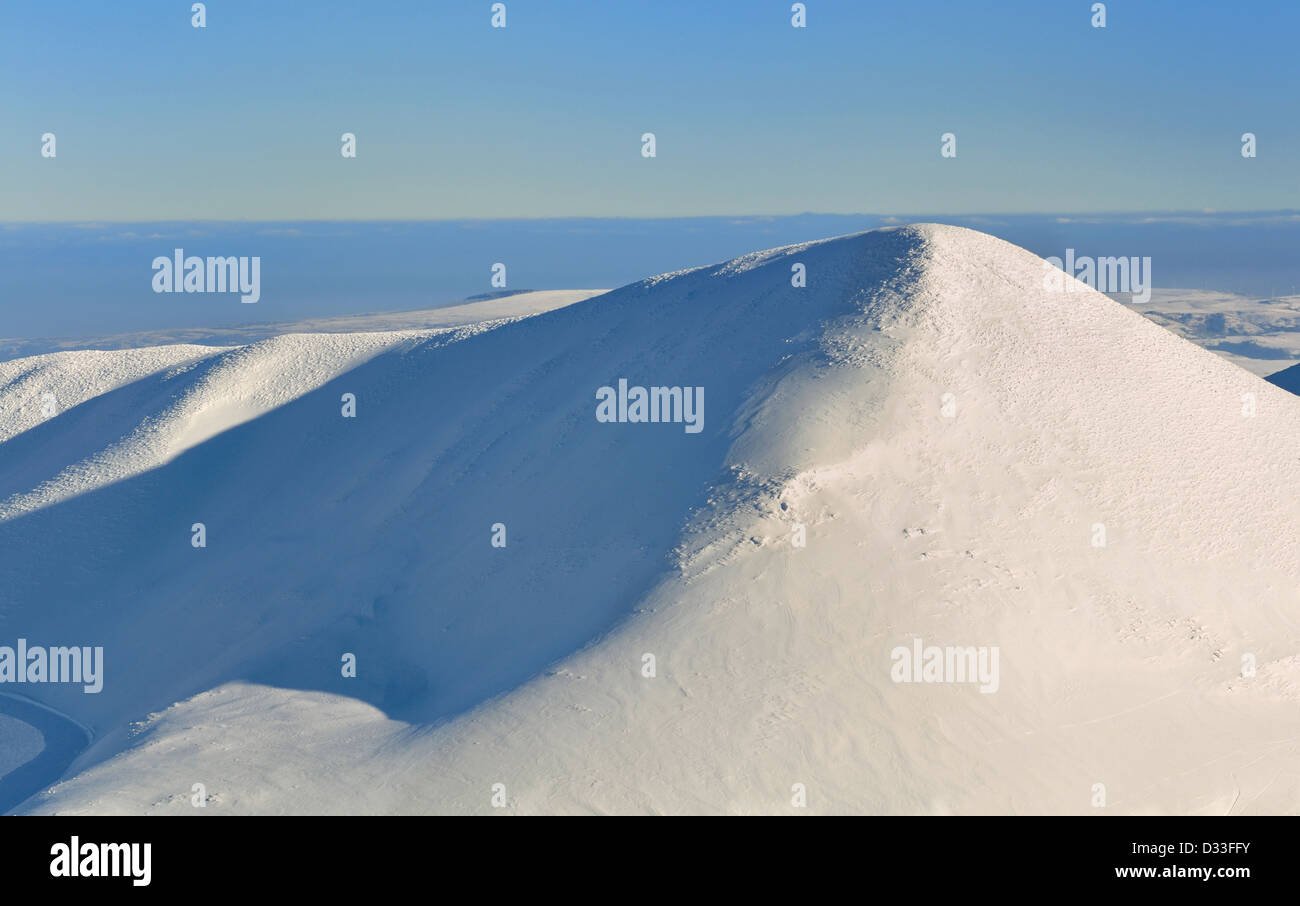 hill with gentle downward slopes covered with snow under blue sky Stock ...