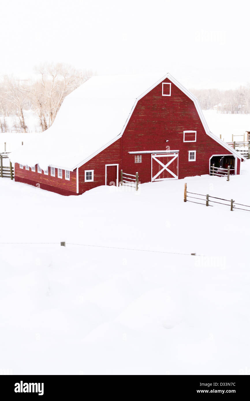 Timber barn Cut Out Stock Images & Pictures - Alamy