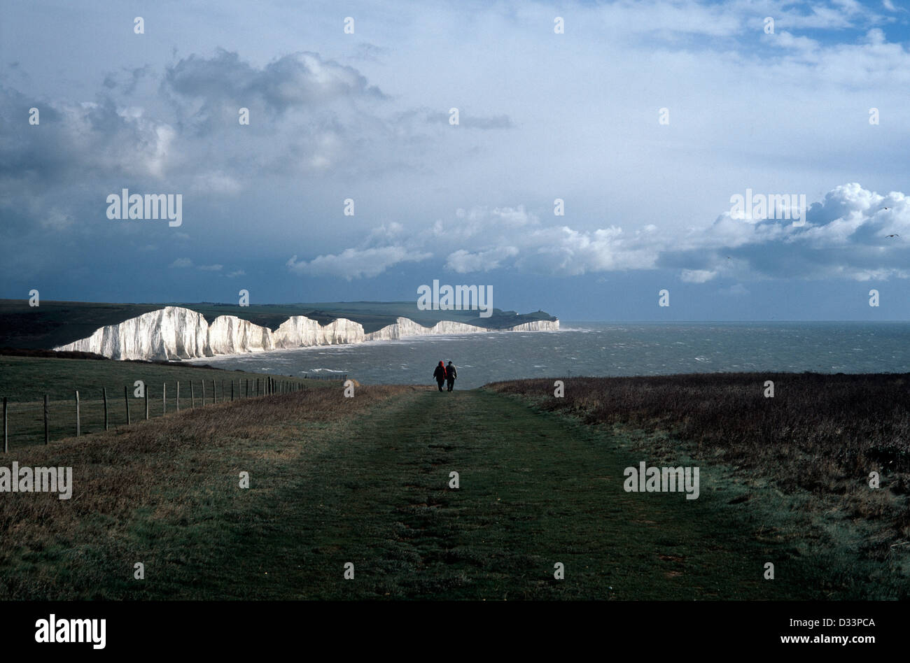 Walking on country path uk hi-res stock photography and images - Alamy