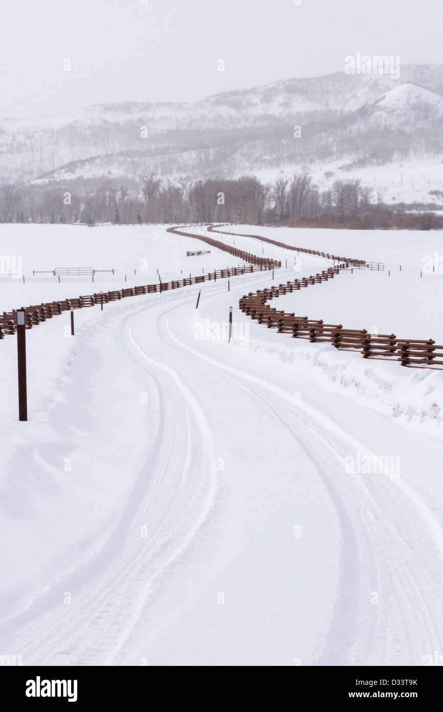 Road to private ranch with split rail fence Stock Photo - Alamy