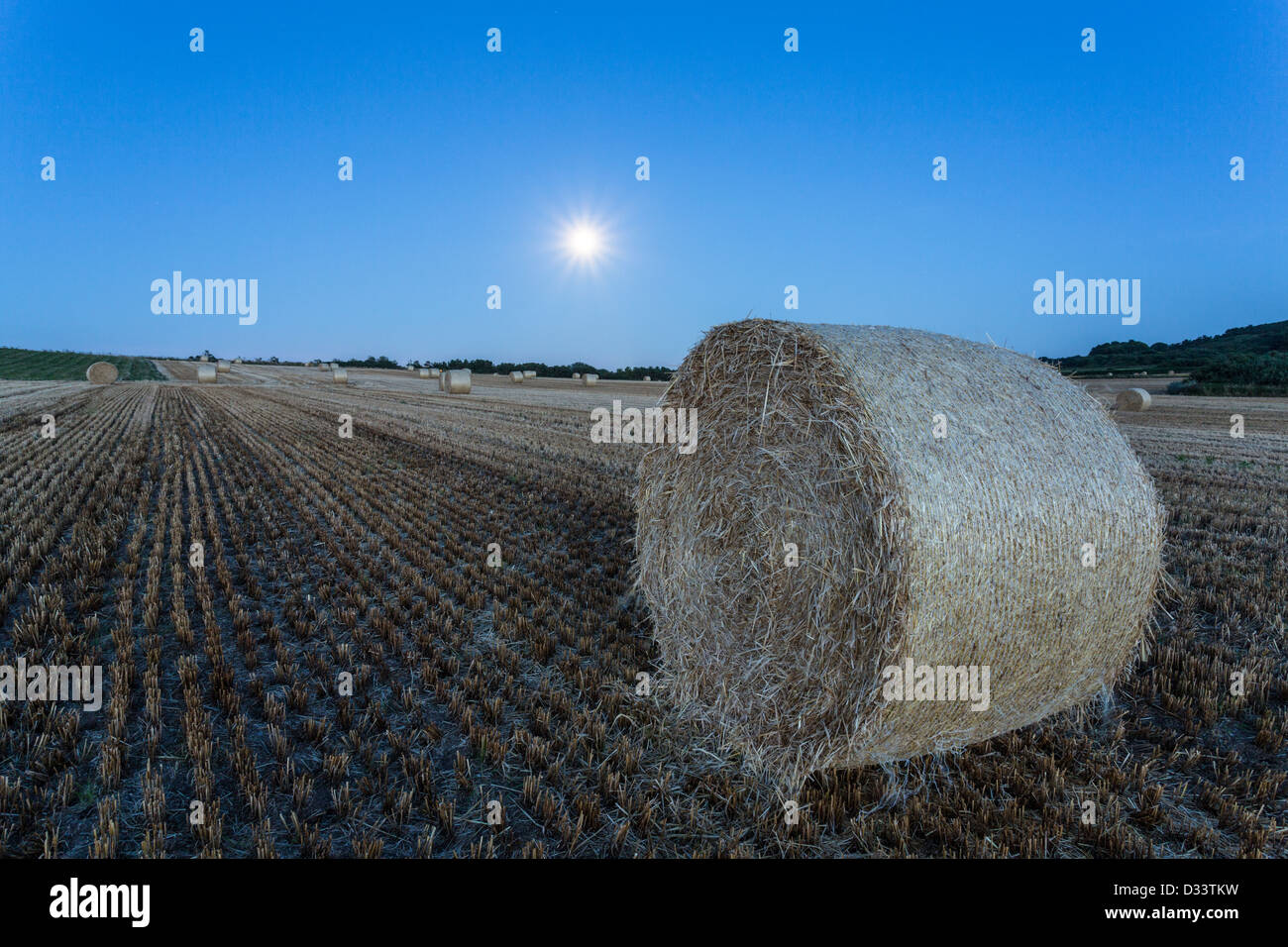 Hay bale by night hi-res stock photography and images - Alamy