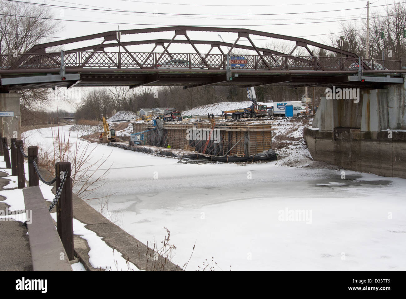 Placing retaining wall in Erie Canal Stock Photo - Alamy