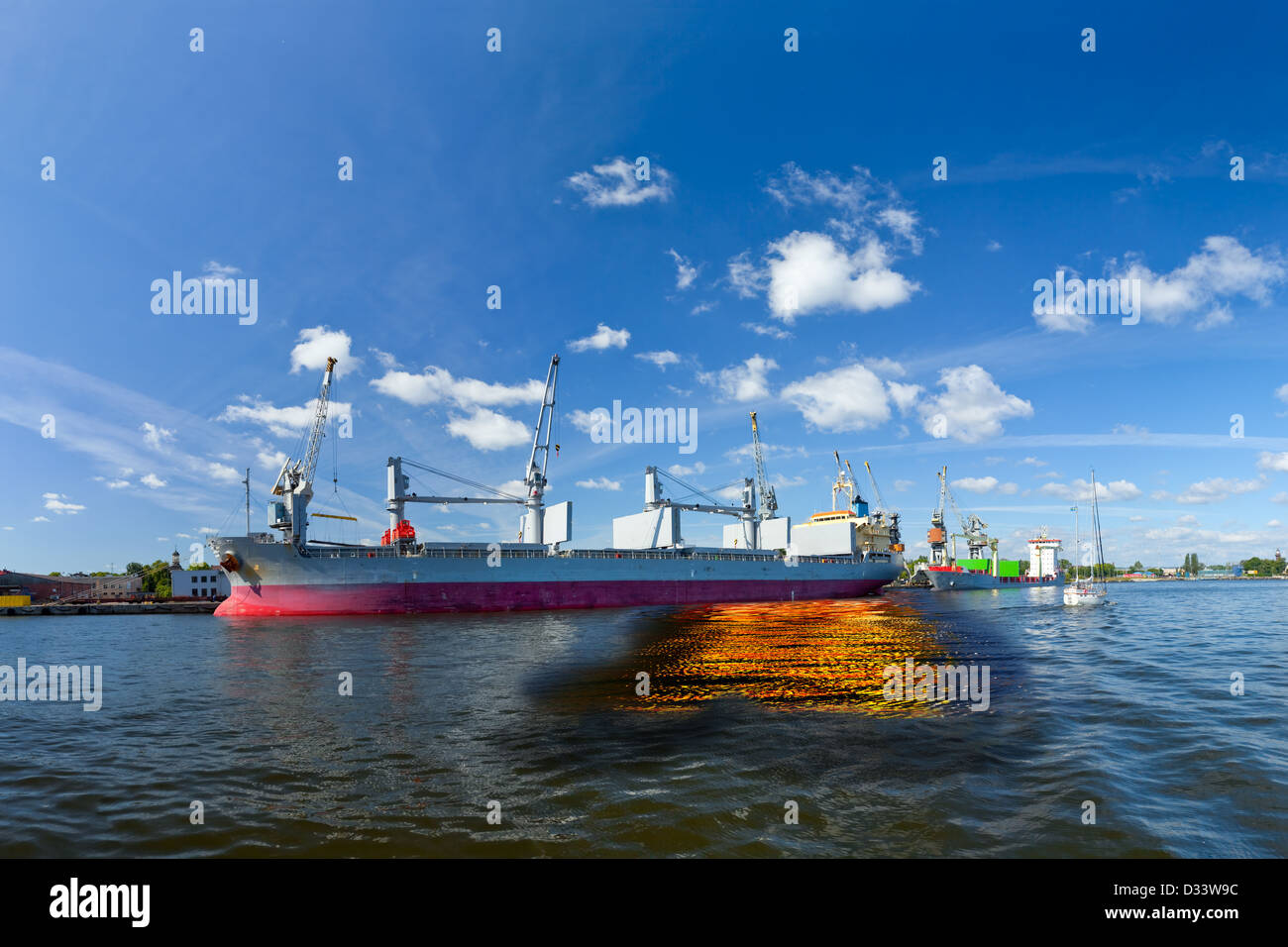 Oil spill cleanup ship hi-res stock photography and images - Alamy