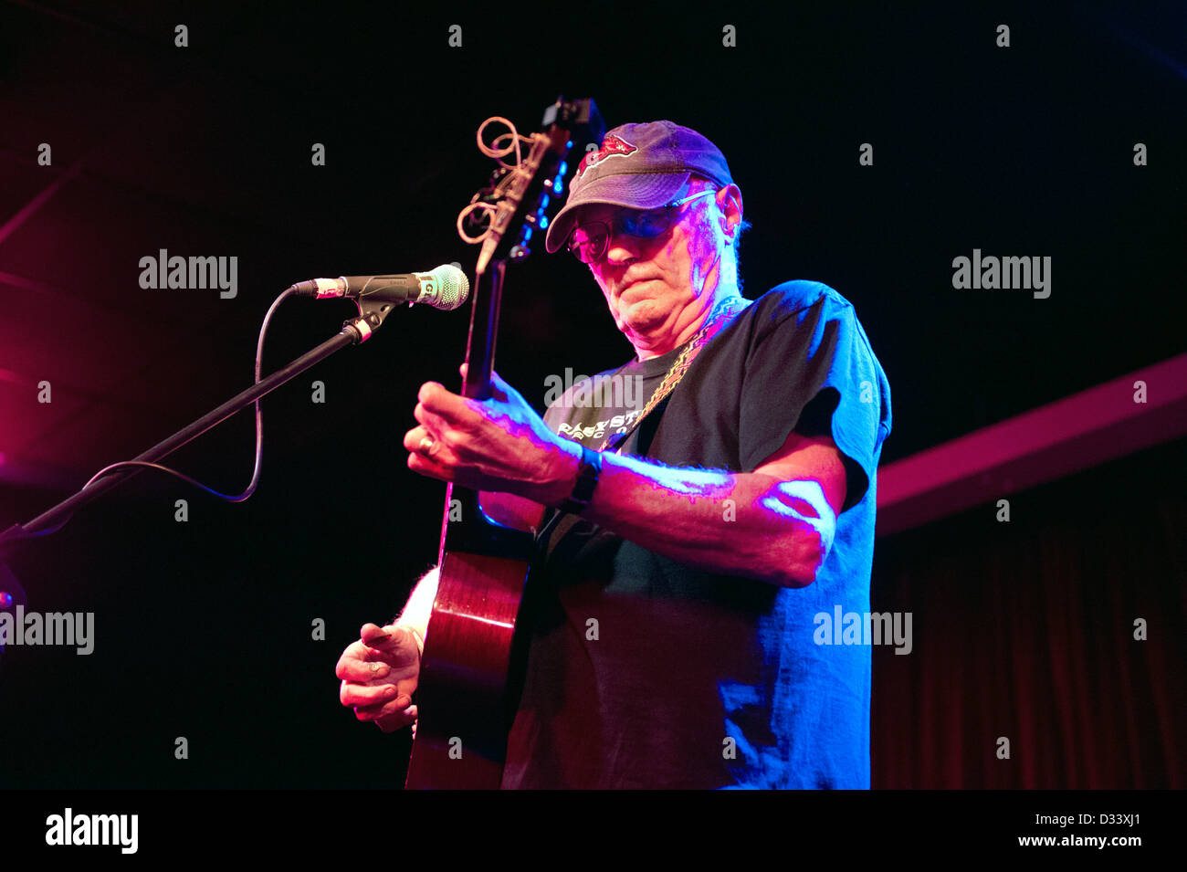 Michael chapman performing hi-res stock photography and images - Alamy