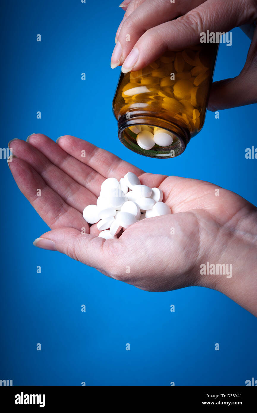 Medical bottle pouring hi-res stock photography and images - Alamy