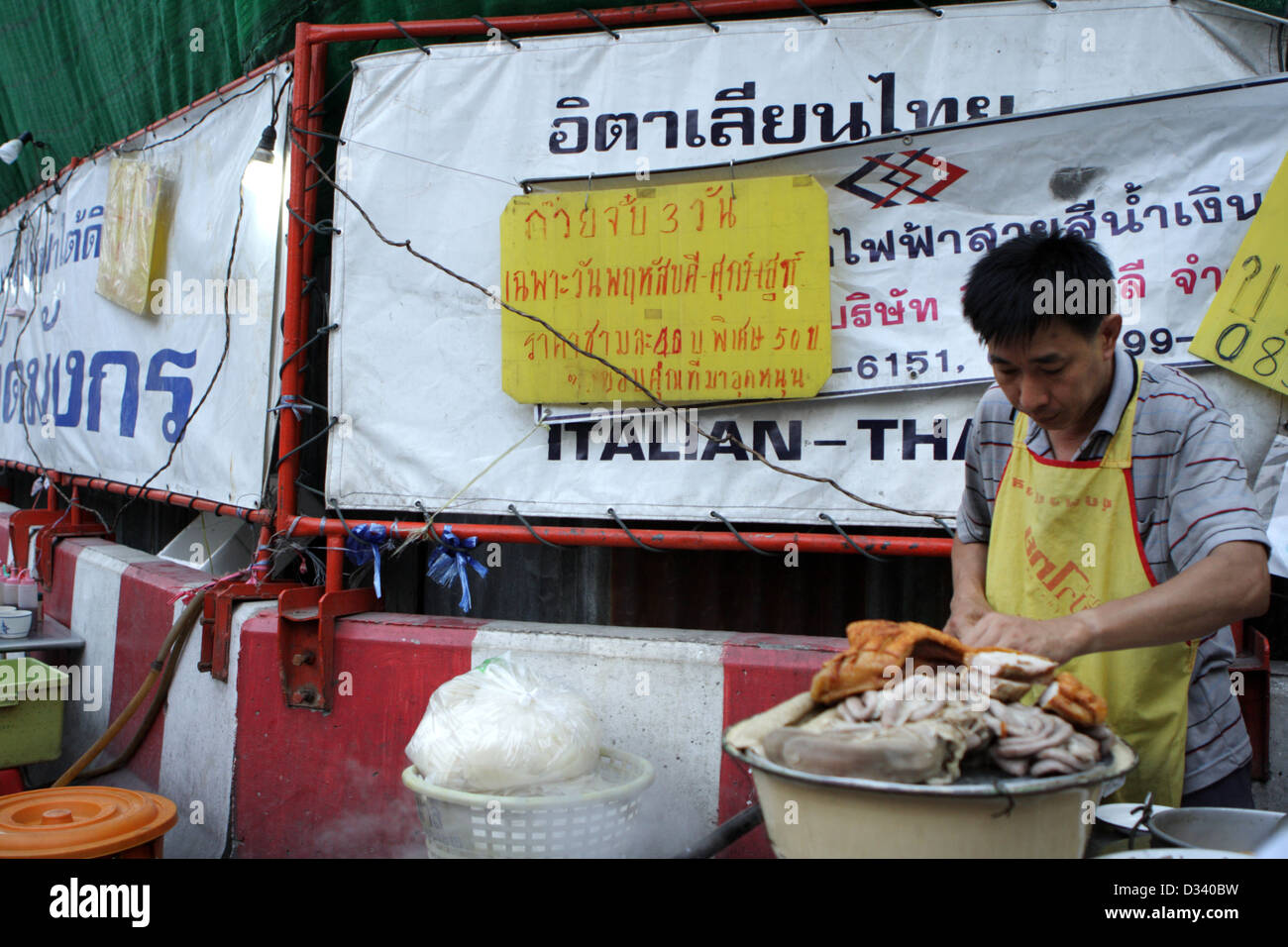 Cooking in street hi-res stock photography and images - Alamy