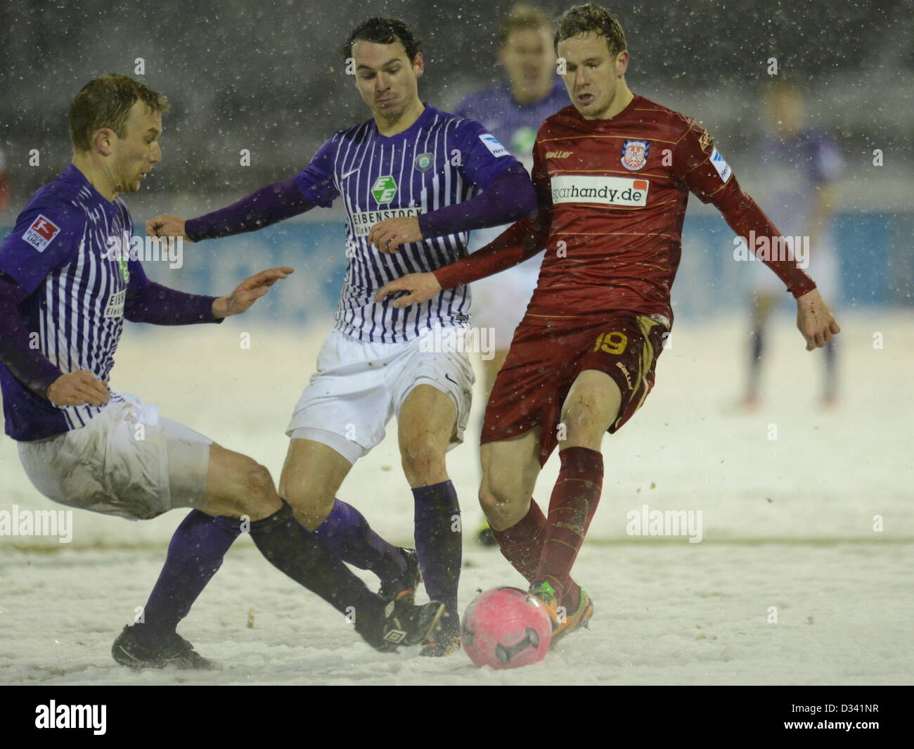 Aue's Thomas Paulus (R-L) and Nicolas Hoefler vie for the ball with ...