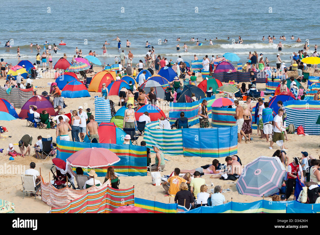 People sunbathing on shore recreational hi-res stock photography and ...