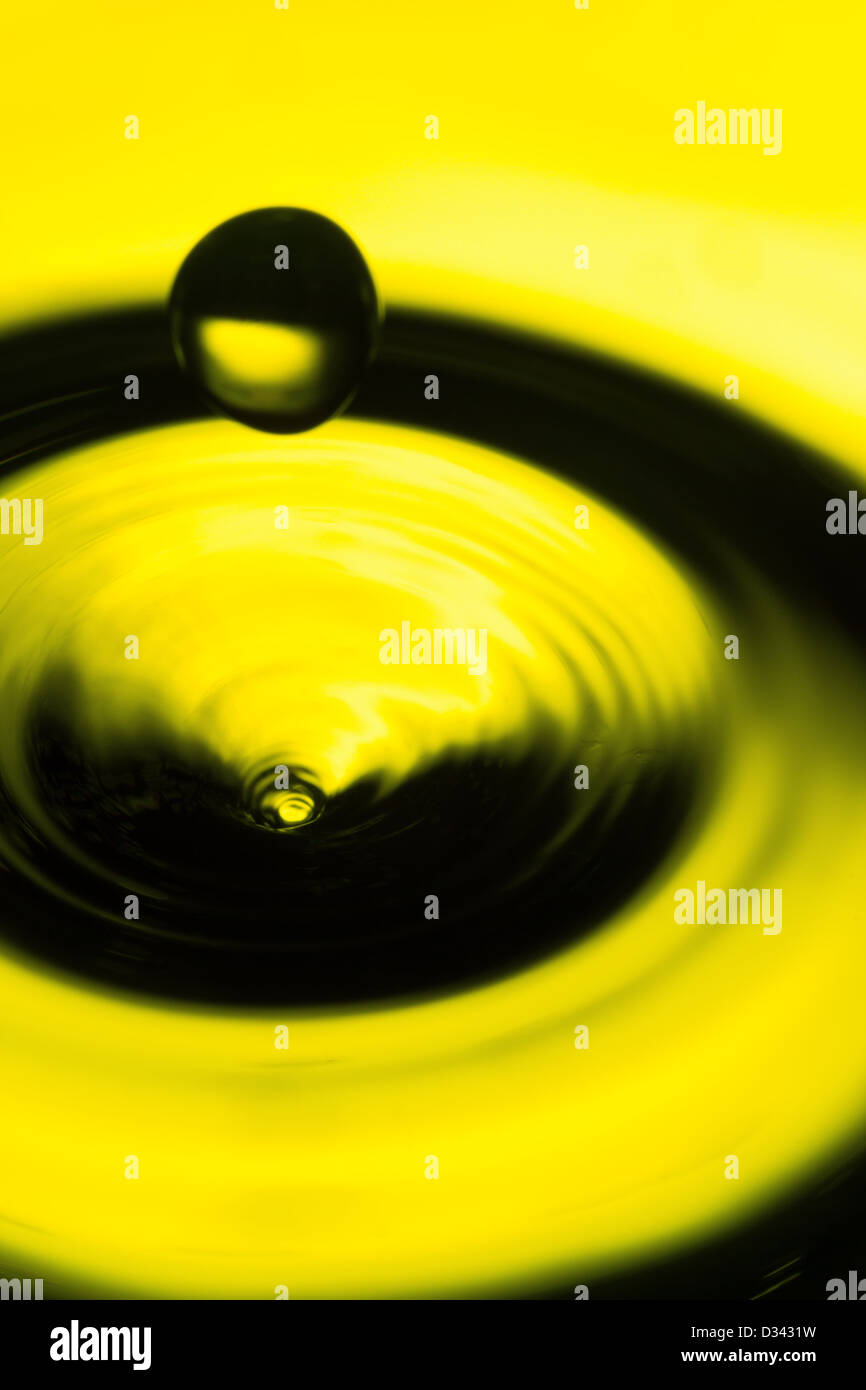 Drop bouncing on the water hi-res stock photography and images - Alamy