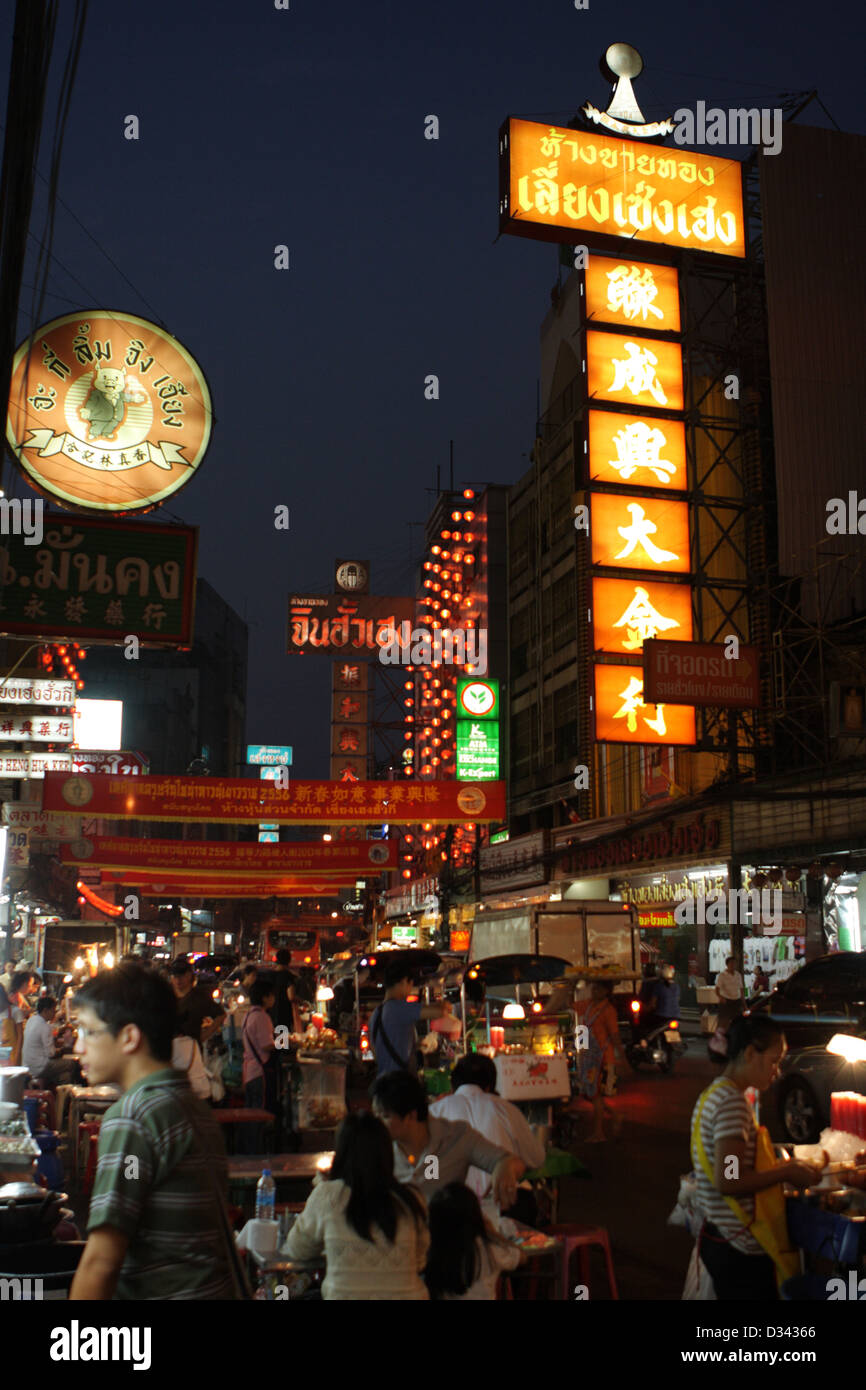 Yaowarat Road, Bangkok 's Chinatown at night Stock Photo - Alamy