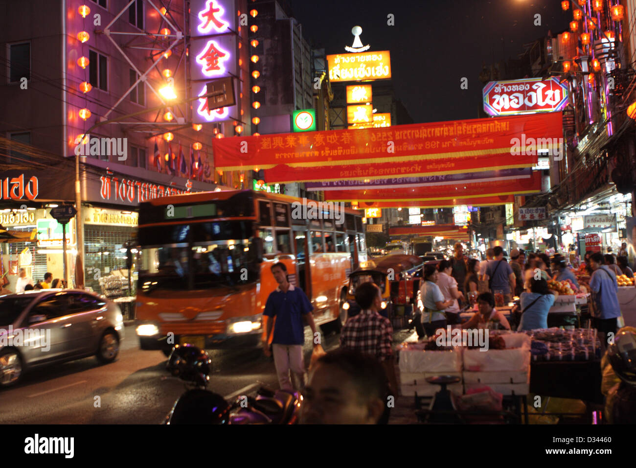 Yaowarat Road, Bangkok 's Chinatown at night Stock Photo - Alamy