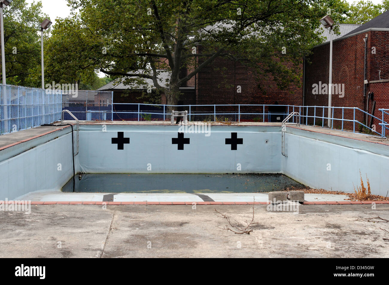 Old deserted swimming pool hi-res stock photography and images - Alamy