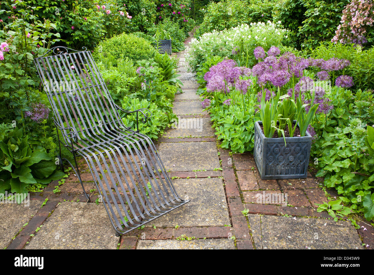 Paved terrace area hi-res stock photography and images - Alamy