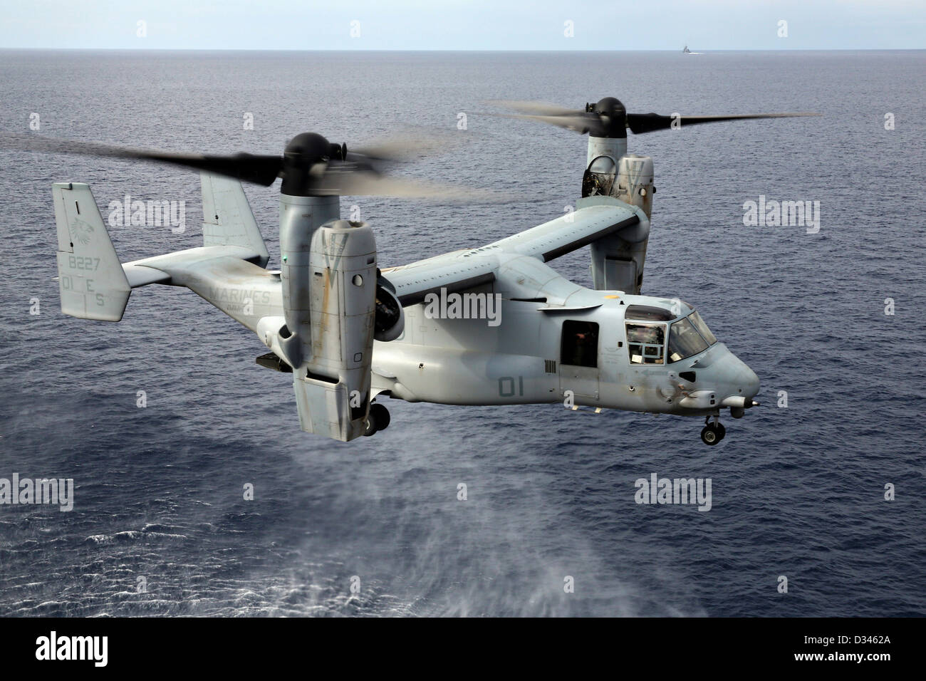 A US Marine MV-22 Osprey approaches the amphibious assault ship USS ...