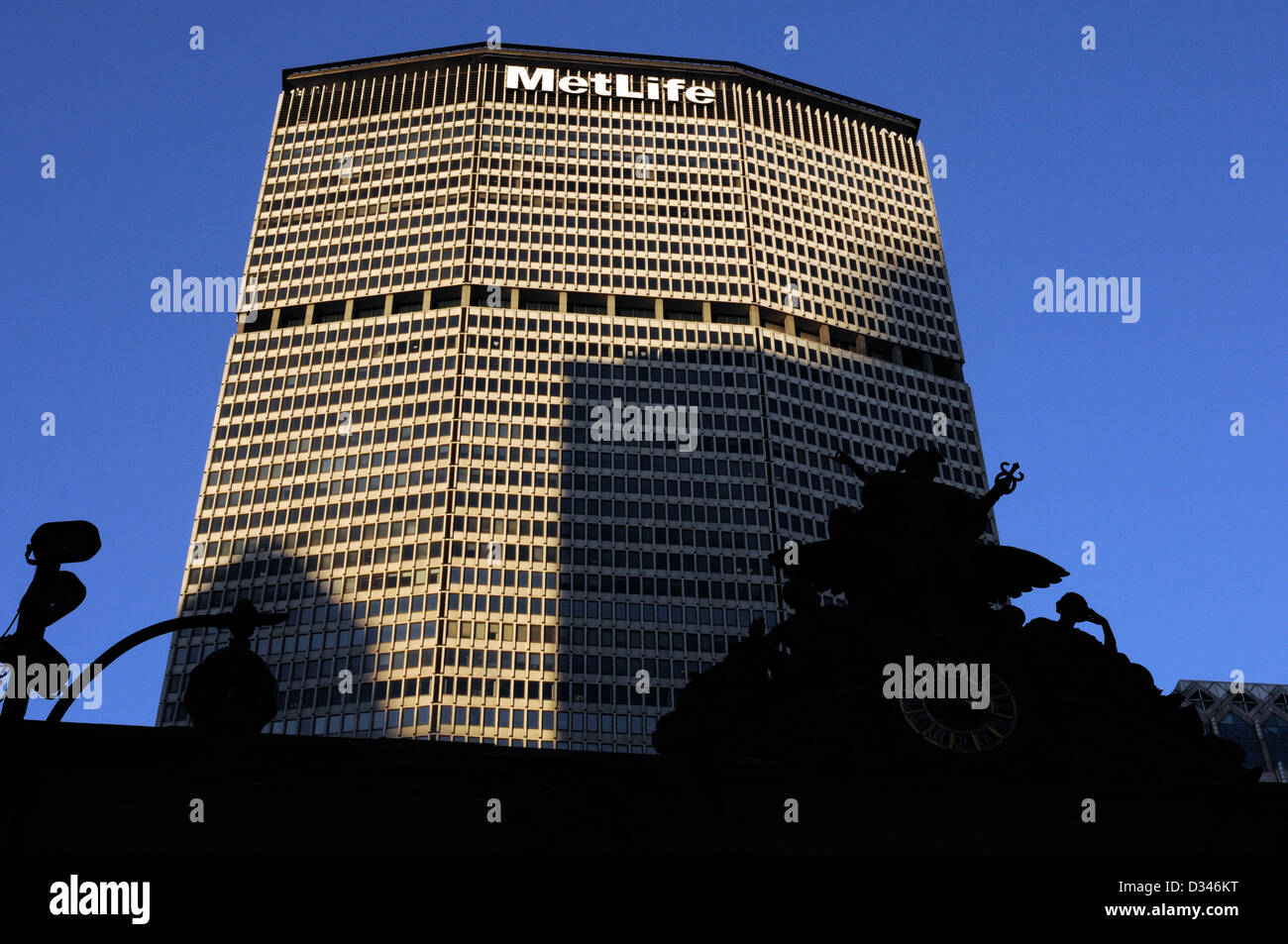 The MetLife Building is located at 200 Park Avenue at East 45th Street ...