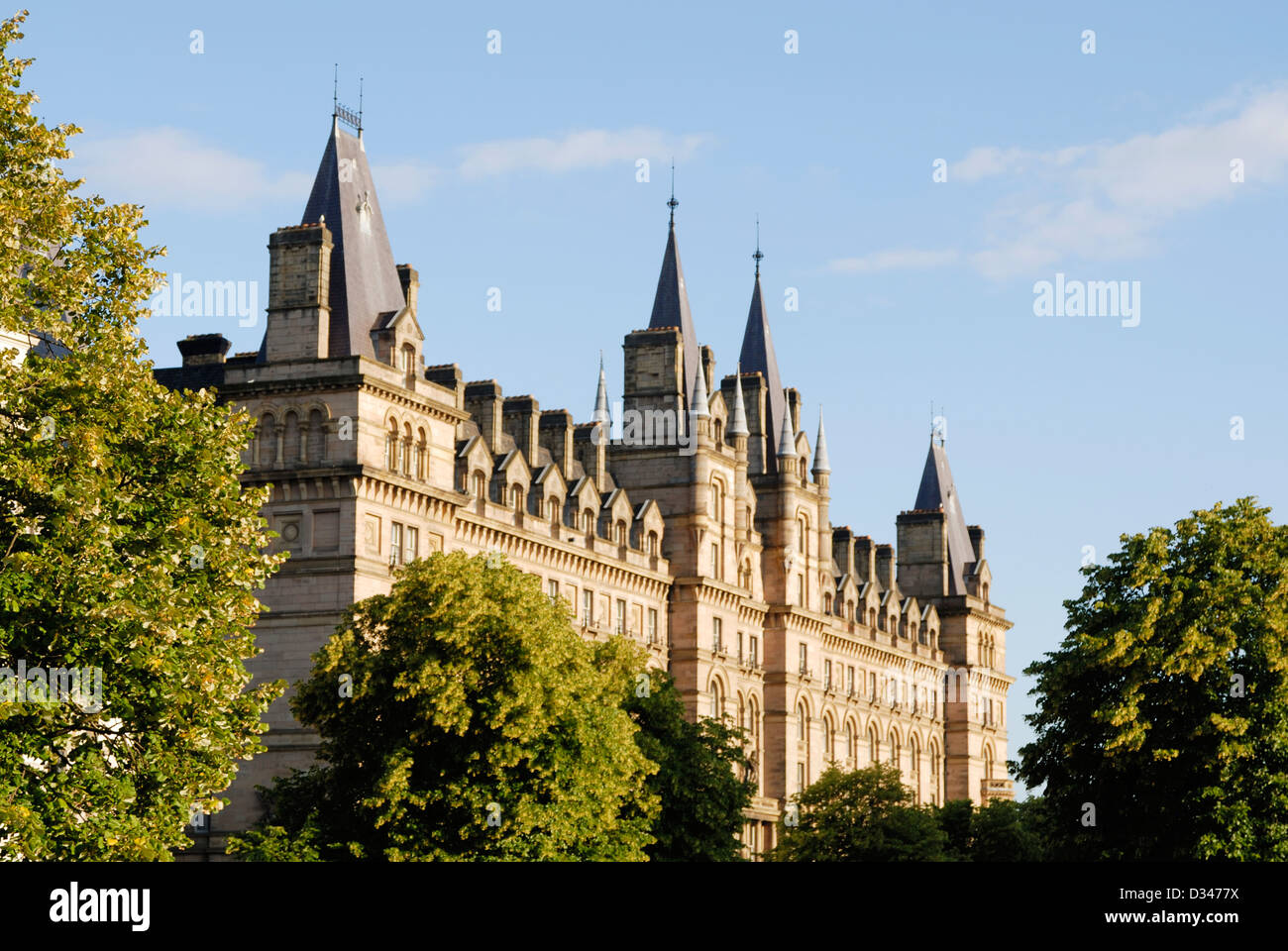 Facade of lime street station hi-res stock photography and images - Alamy