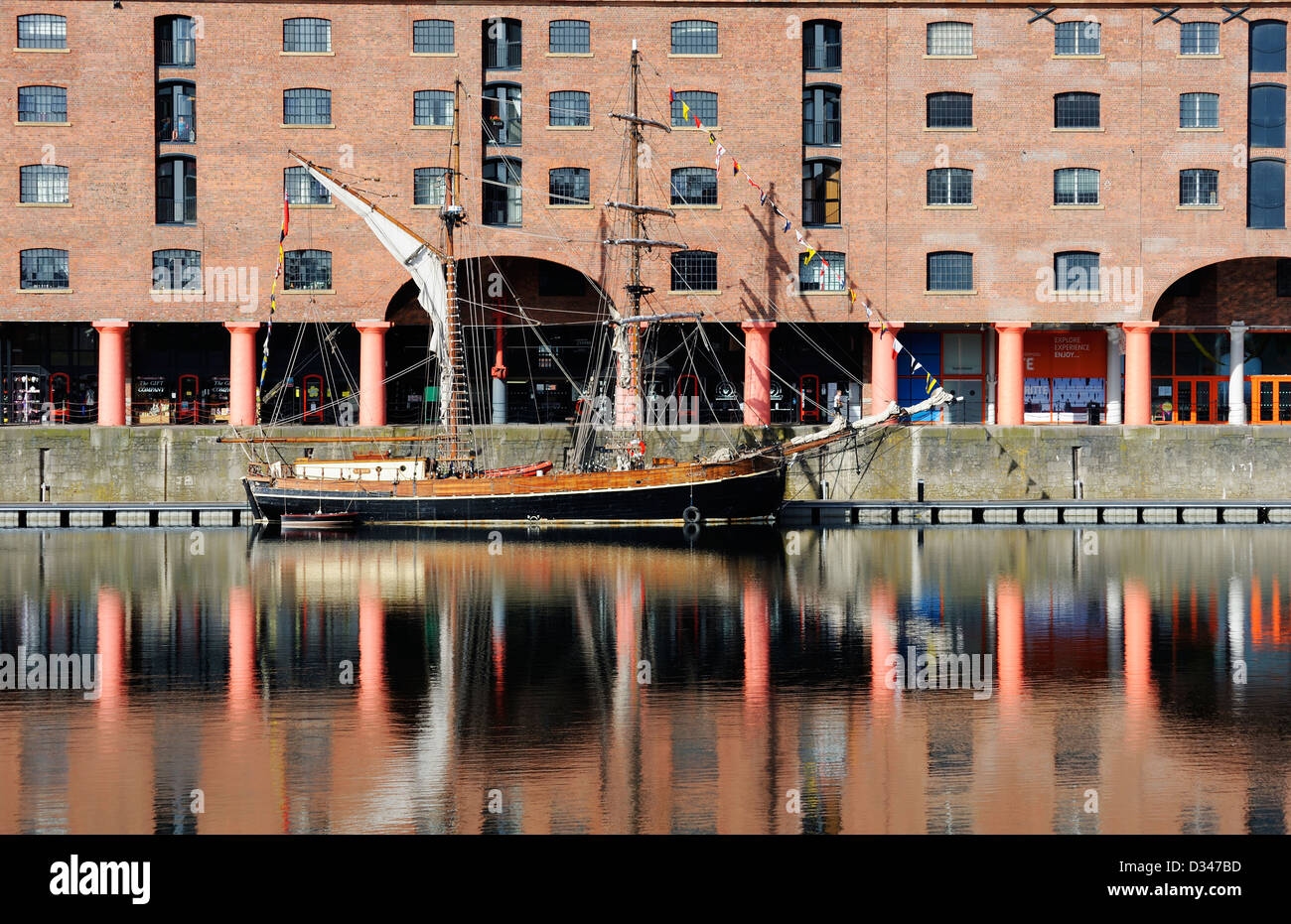 Sailing ship at dock hi-res stock photography and images - Alamy