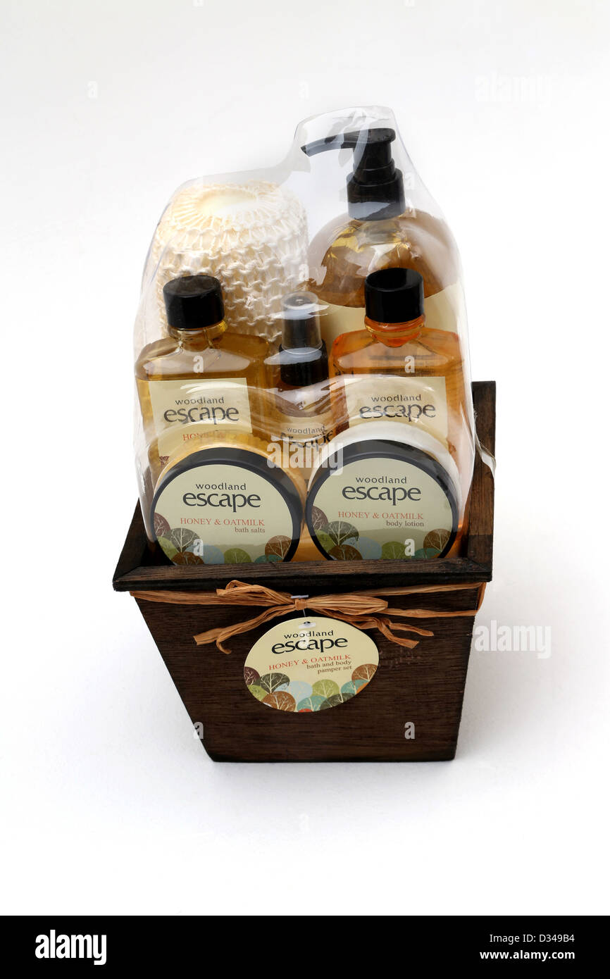 Woodland Escape Honey And Oatmilk Pamper Set Stock Photo - Alamy