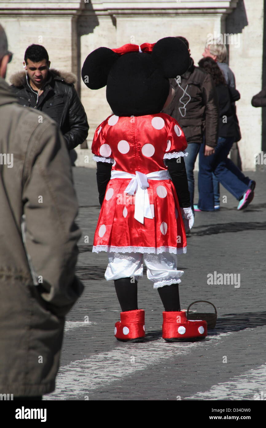 Walt Disney Mickey Artist High Resolution Stock Photography and Images ...