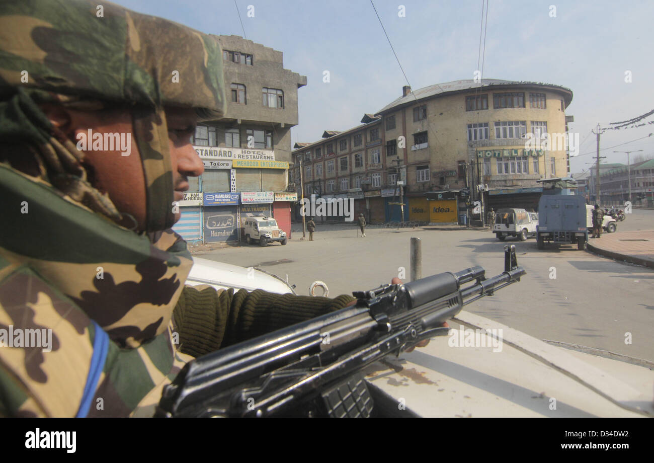 Feb. 9, 2013 - Srinagar, Kashmir, India - An Indian paramilitary ...