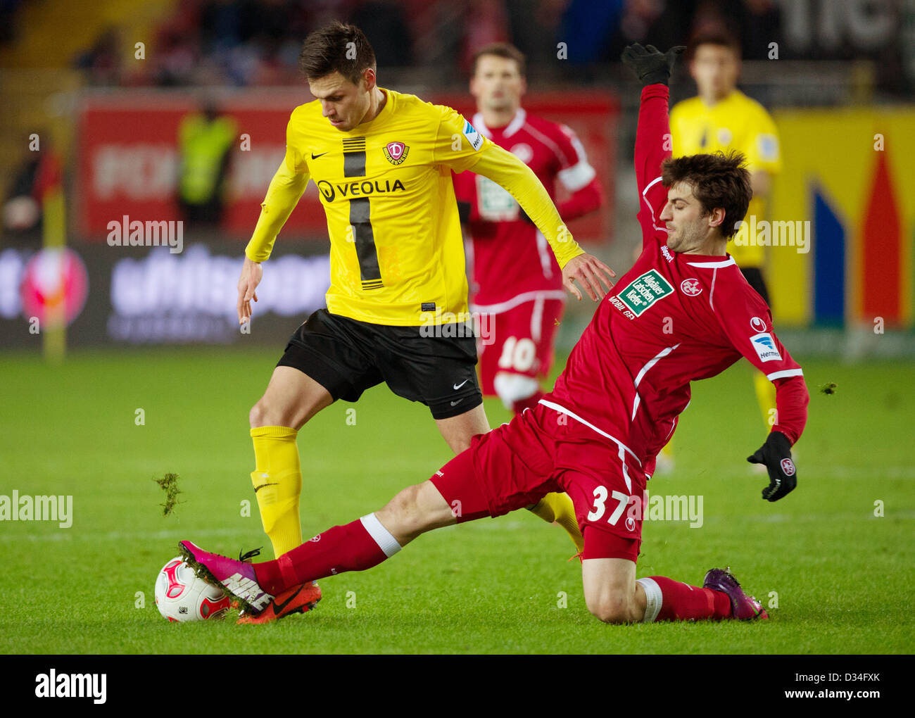 Kaiserslautern's Markus Karl (R) vies for the ball with Dresden's ...