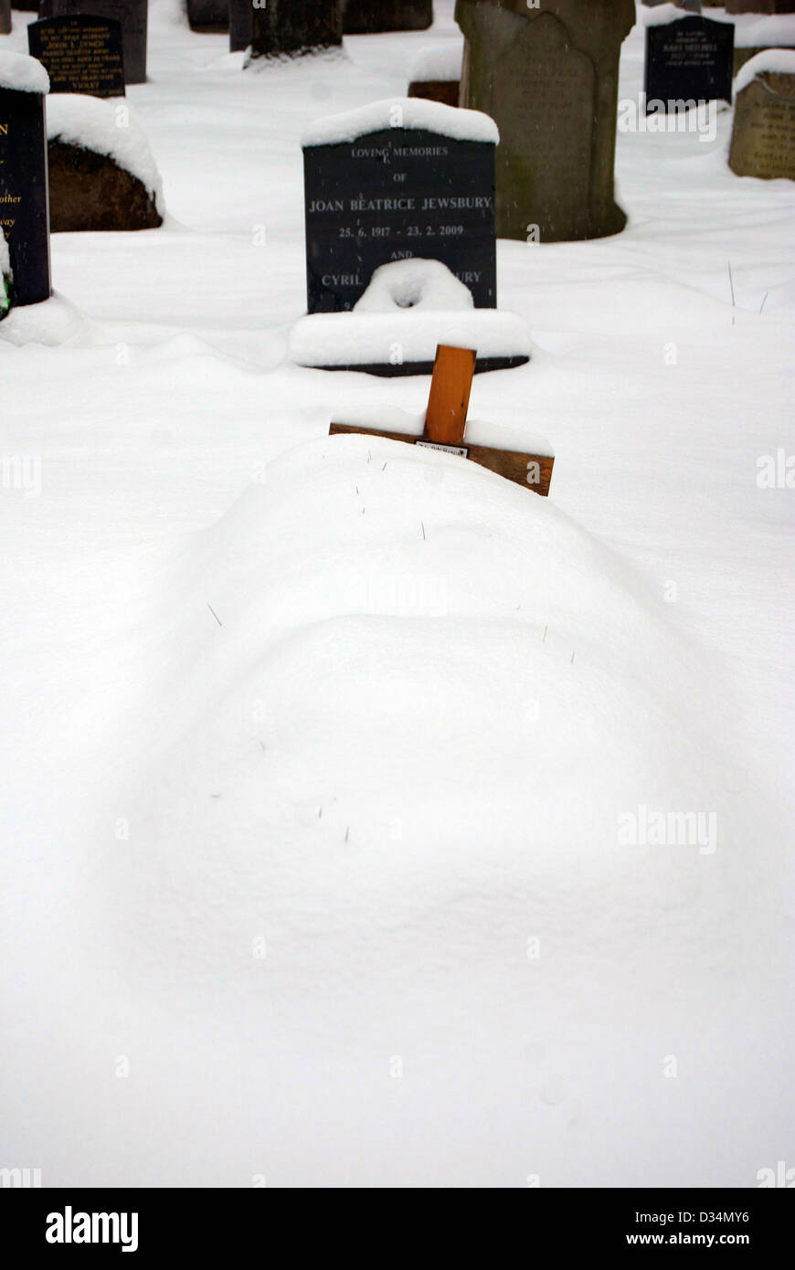 Graveyard snow graves hi-res stock photography and images - Alamy