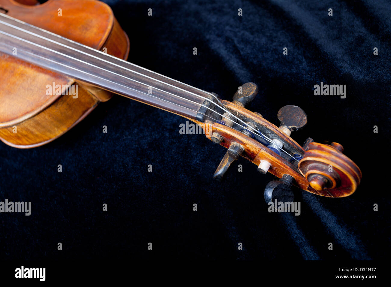 fiddle pegbox on black velvet background close up Stock Photo - Alamy