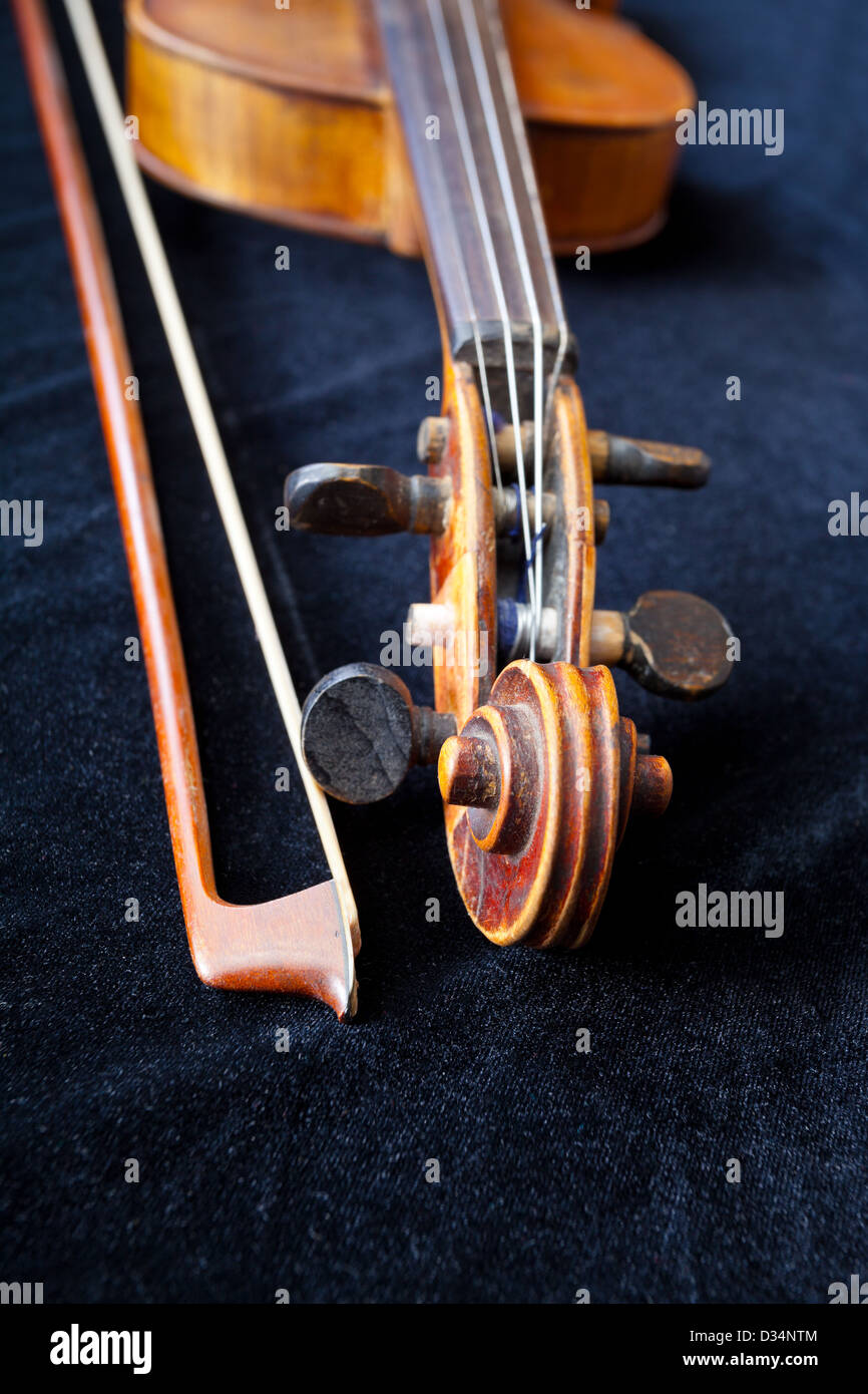Violin scroll hi-res stock photography and images - Alamy